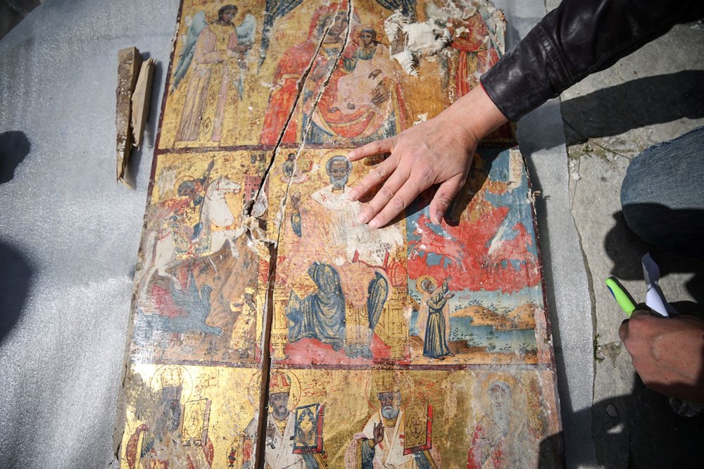 Depremde Yıkılan Kilisenin Enkazından Çok Sayıda İkona ve İncil ...